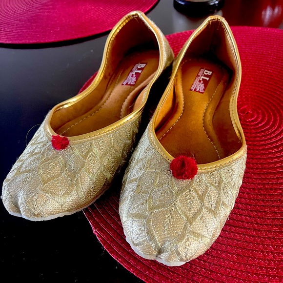 bansi chohan | Shoes | Gold Punjabi Jutti Size 75 | Poshmark